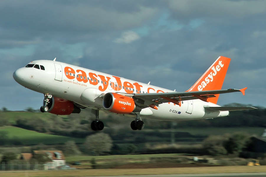 Video of Naked Drunk passenger Tasered at Airport - easyJet Flight from ...
