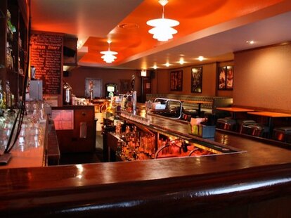 Estelle's: A Bar in Chicago, IL - Thrillist