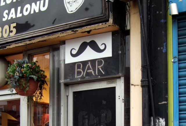 The 8 Best Dive Bars in London - Neighborhood Guide to Dive Bars