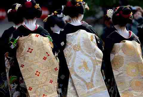How to Meet a Geisha in Kyoto without Breaking the Bank - Art of the ...
