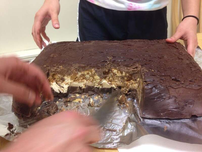 Giant Snickers bar - Homemade candy weighs a massive 21.8lbs ...