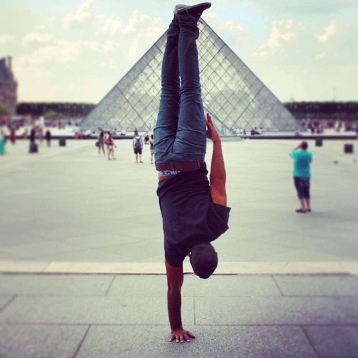 Breakdancer Takes Photos of Himself Doing Handstands - OneHandStand ...