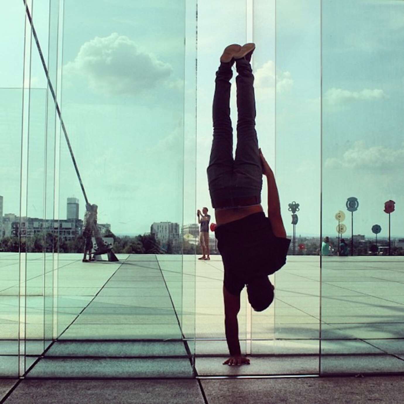 Breakdancer Takes Photos of Himself Doing Handstands - OneHandStand ...