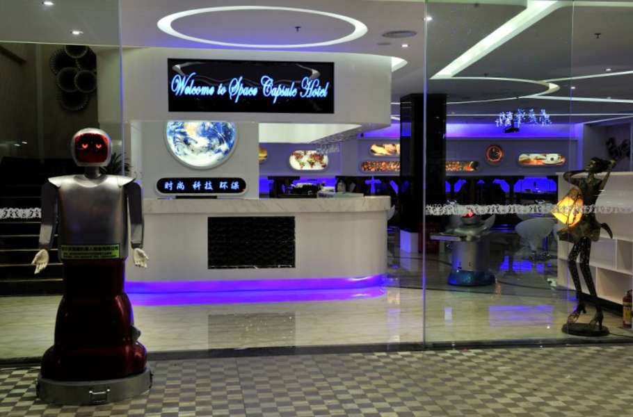 The Chinese Hotel Run by Robots - Pengheng Space Capsules Hotel in ...