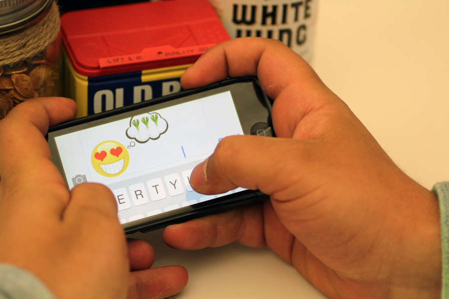 Emoticons for food - 9 emojis that foodies desperately need - Thrillist