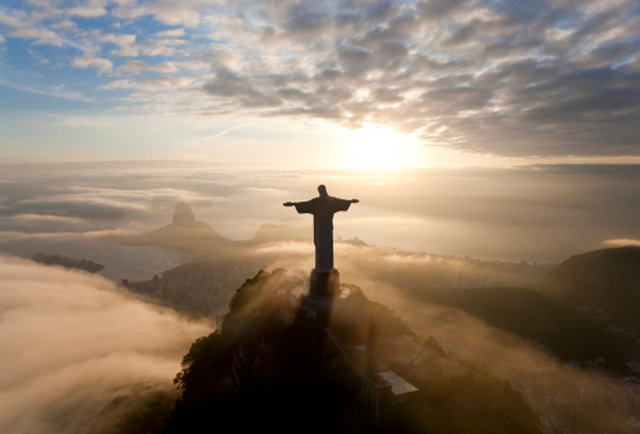Selfie with Jesus - Lee Thompson takes a Selfie atop Brazil's 130ft ...