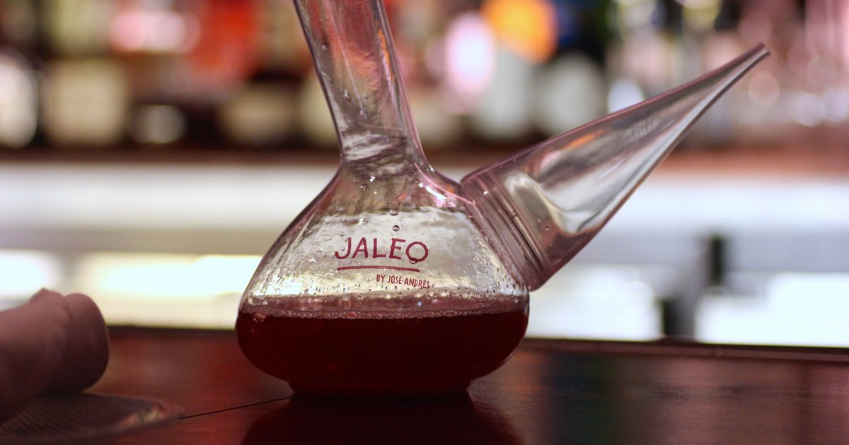 How to drink from a porron - Thrillist