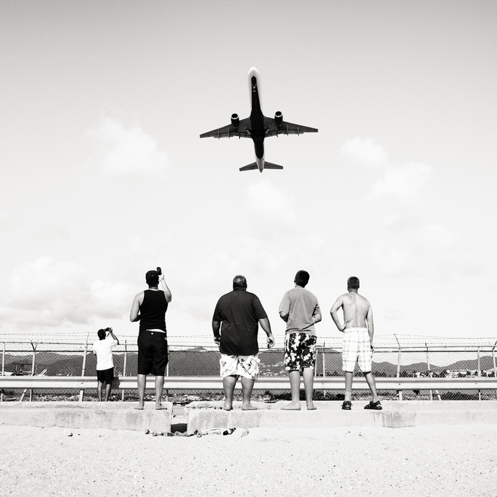 One of the World's Scariest Runways Near Maho Beach on the Dutch/French ...