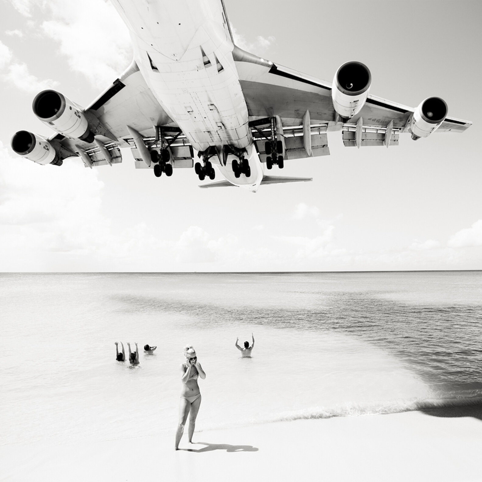 One of the World's Scariest Runways Near Maho Beach on the Dutch/French ...