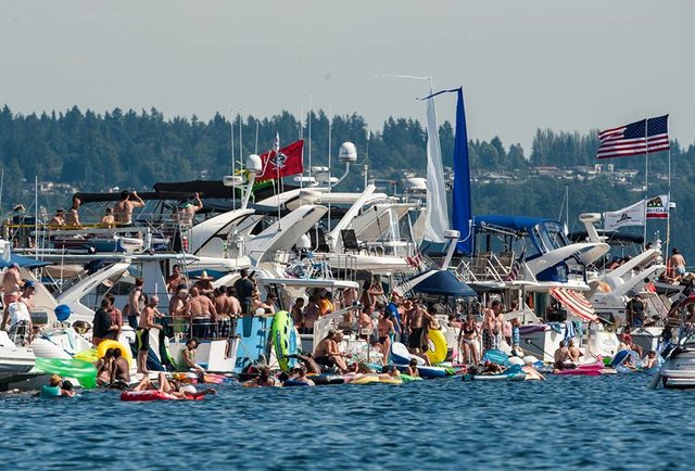 America's Best Lakes for Summer Vacation - Party Lakes in the US