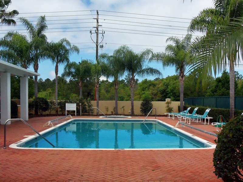 'Logging' is the new trend of tourist pooping in pools - Thrillist