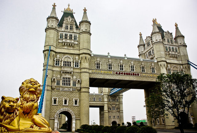 Replicas of Famous Landmarks - Torre Eiffel, Leaning Tower of Niles ...