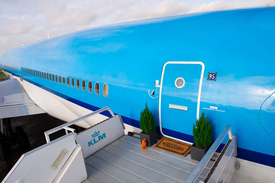 Airplane Hotel in Schiphol Aiport Amsterdam - Airbnb Partners with KLM ...