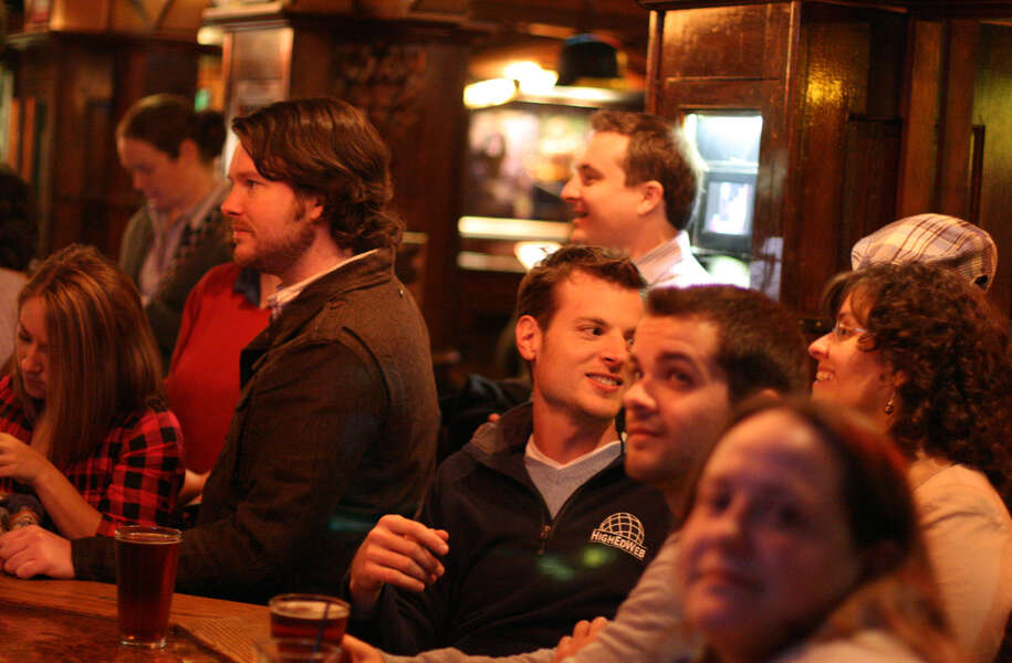 How to Get Served at a Crowded Bar - Thrillist