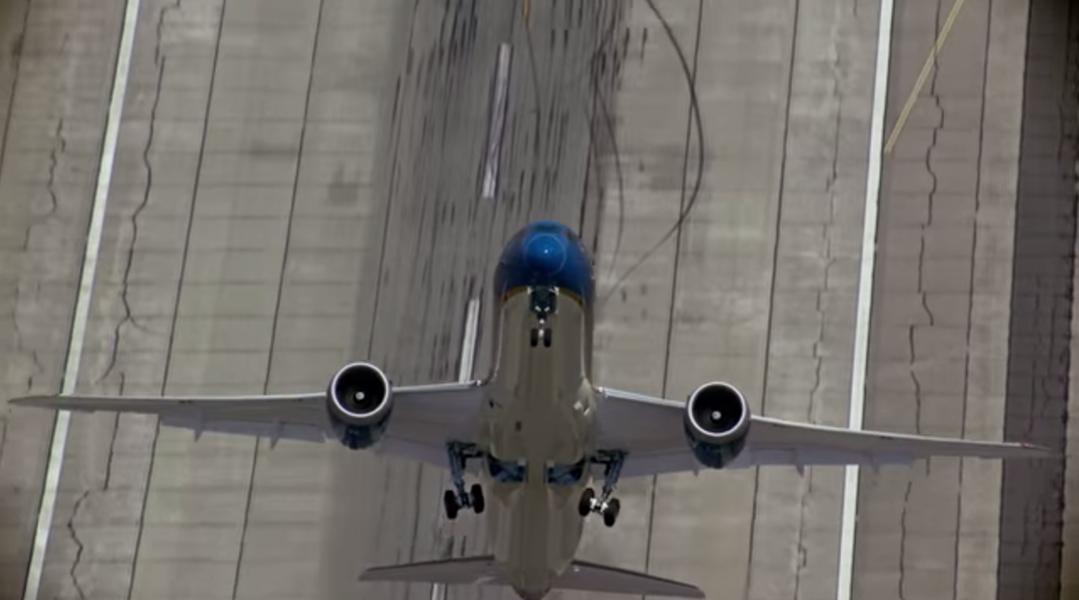 Boeing 787 Dreamliner Near-Vertical Takeoff - Video - Thrillist