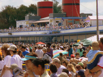 Castaways Bar & Grill: A Bar in Chicago, IL - Thrillist