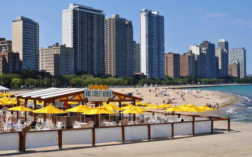 Oak Street Beach Food + Drink: A Bar in Chicago, IL - Thrillist