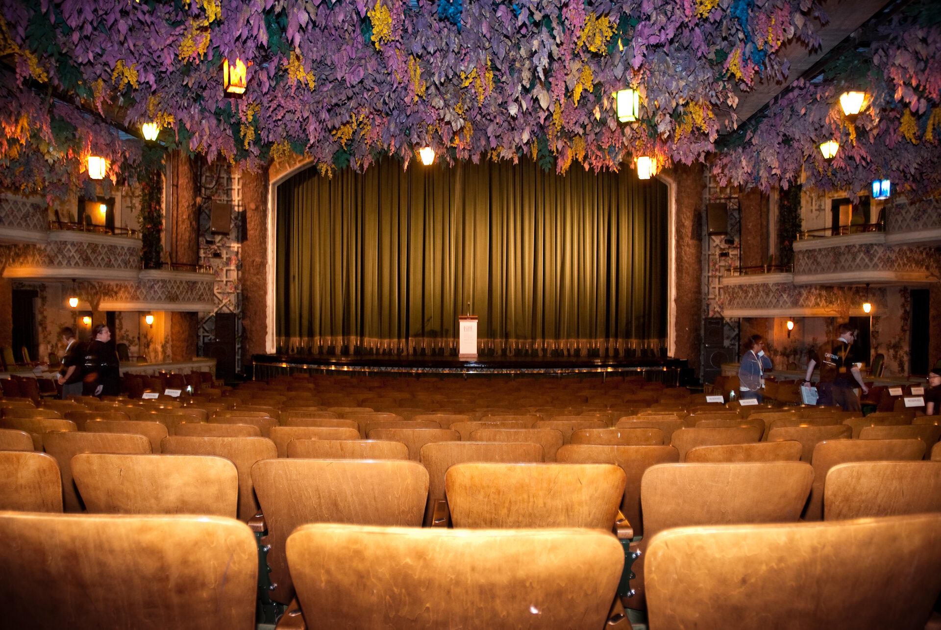 Beautiful Theaters Around the World - Sydney Opera House, Palais ...