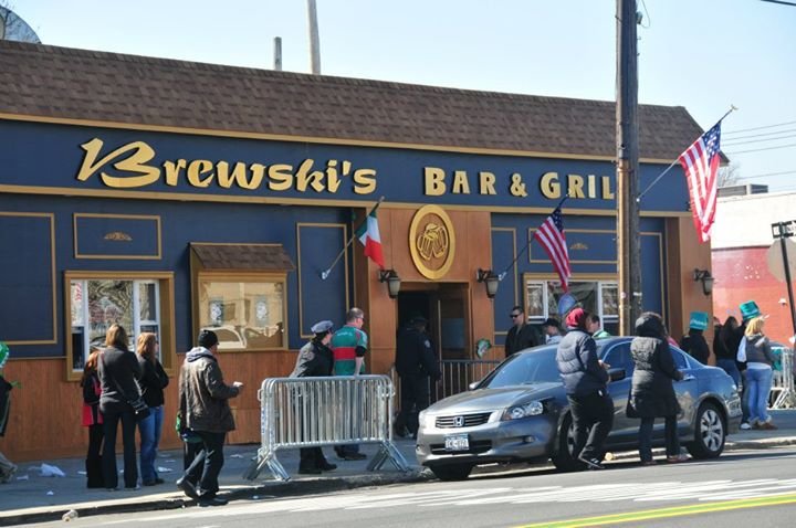 Brewski's Bar and Grill: Bar.