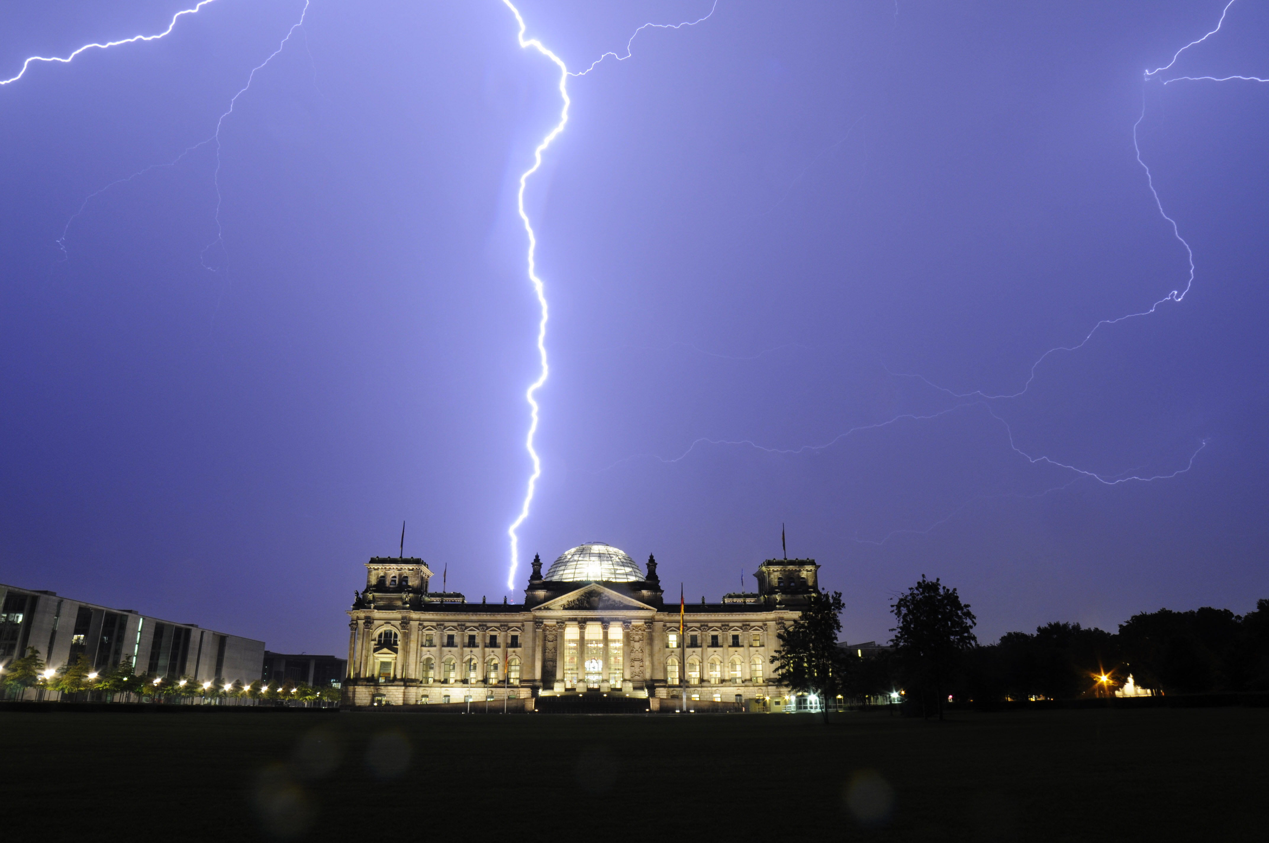 Lightning Strikes World Landmarks - Thrillist