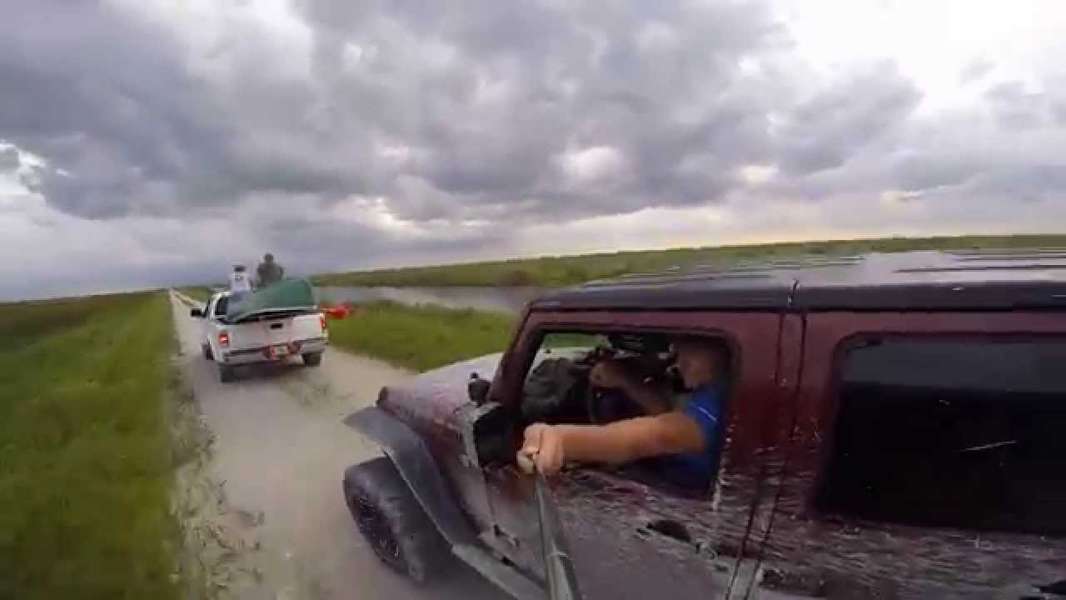 Selfie Fail in Jeep (VIDEO) - Thrillist