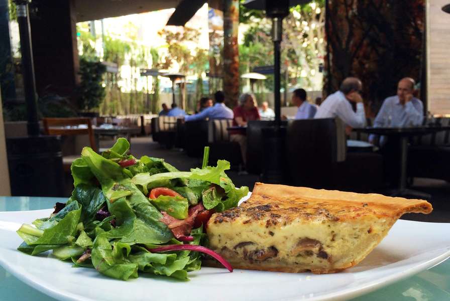 The 14 Best Bars and Restaurants on the Sunset Strip - Thrillist