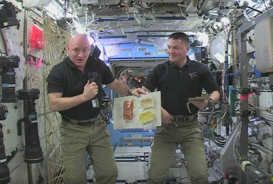 ISS Astronauts Share What Thanksgiving Dinner in Space Looks Like ...