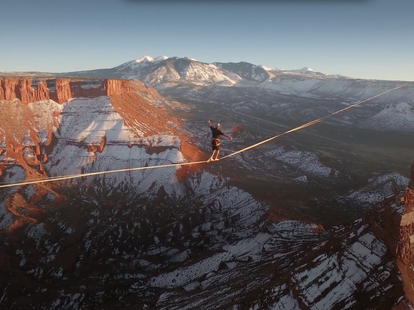 Watch Daredevil Walk Insanely High Slackline Across Utah Desert - Thrillist