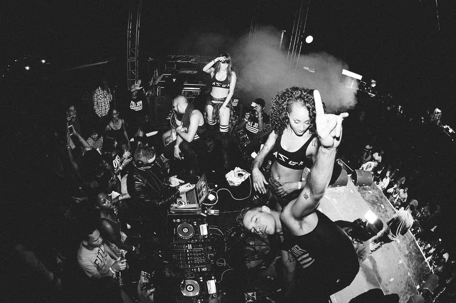 Being a Music Photographer – Live Music Photos - Thrillist