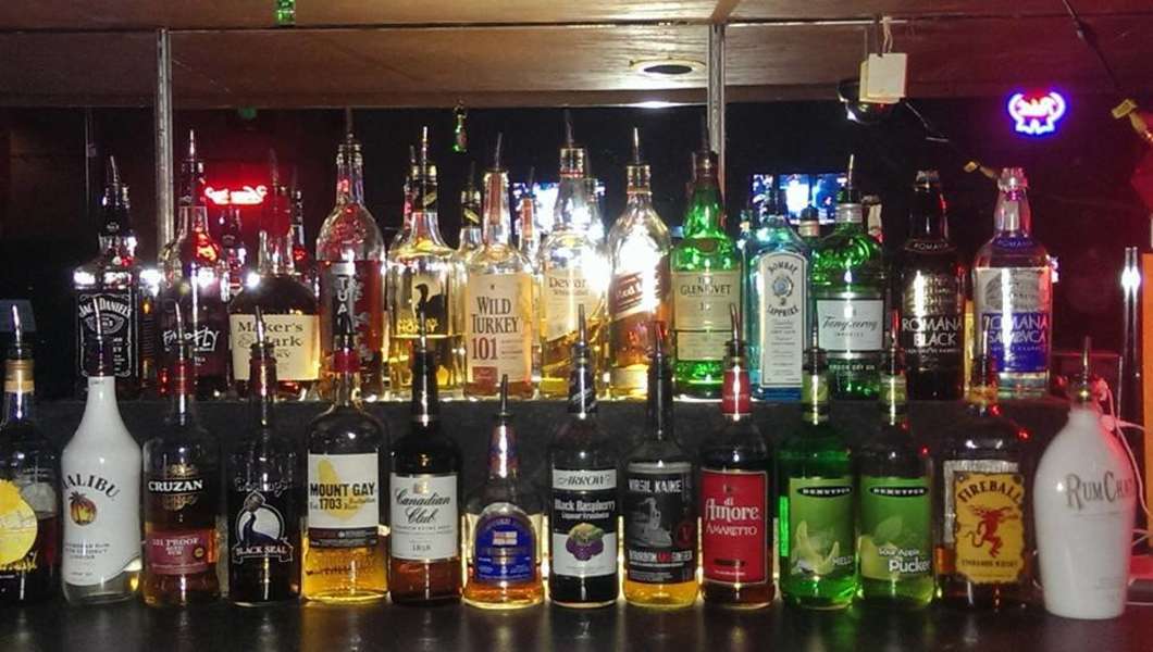 Max & Henry's: A Bar in Charleston, SC - Thrillist