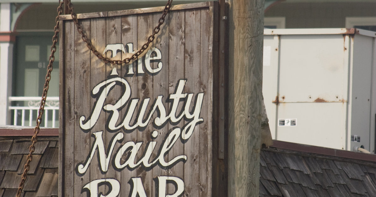 Rusty Nail Bar And Grill: Bar.