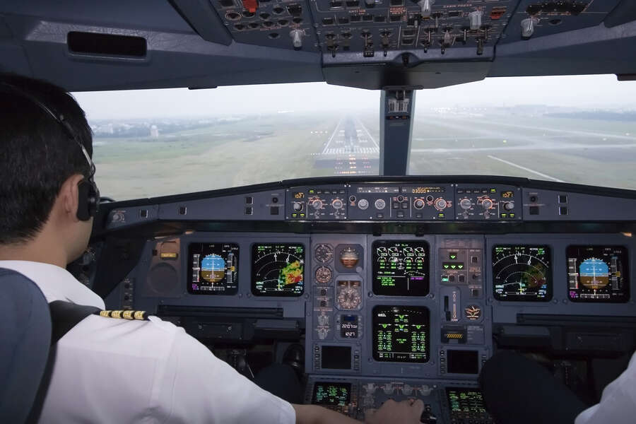 What Pilot Sees During Landing (Video) - Thrillist
