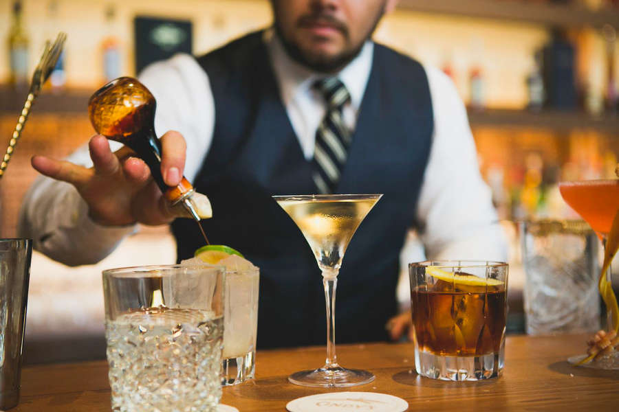 Best Cocktail Bars in Honolulu, Hawaii - Thrillist
