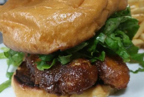 Pint + Jigger: A Honolulu, HI Bar.