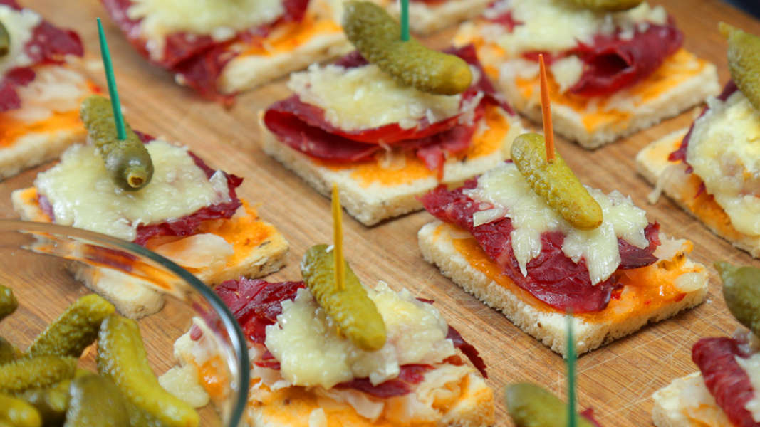 Mini Cocktail Reuben Recipe Video - Thrillist