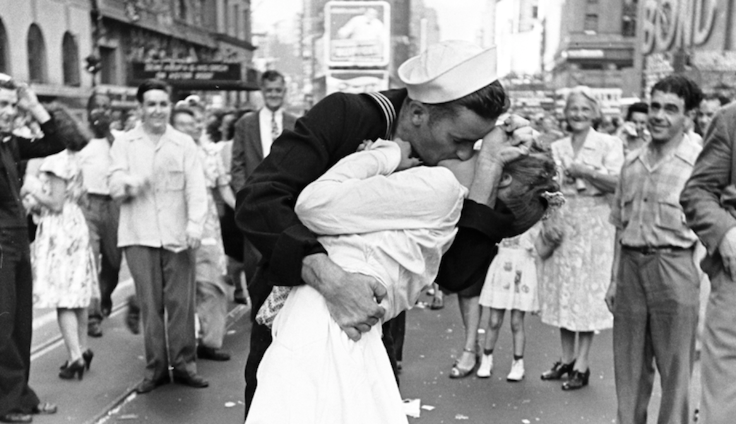 Greta Friedman, the Woman in Iconic "The Kiss" Photo, Dead at 92 ...