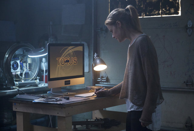 'ARQ' Review: Netflix's Sci-Fi Movie Is a Time-Travel Trip - Thrillist