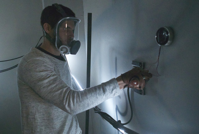 'ARQ' Review: Netflix's Sci-Fi Movie Is a Time-Travel Trip - Thrillist