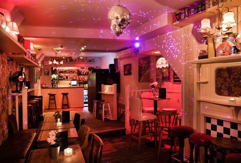 Simmons Bar: A London, United Kingdom Bar.