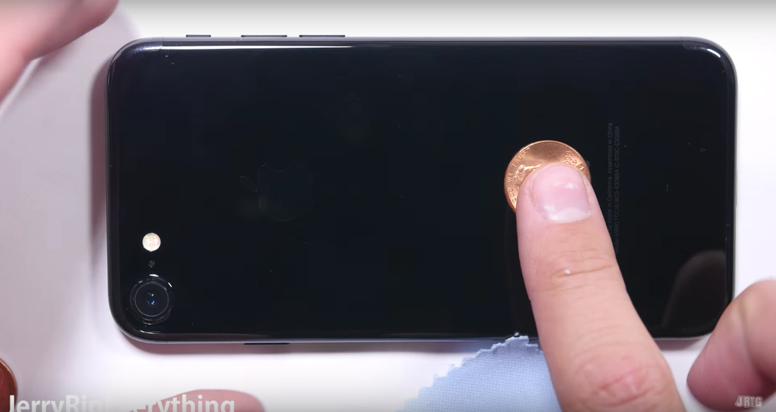 This Is How Easily the Jet Black iPhone 7 Scratches (Video) - Thrillist