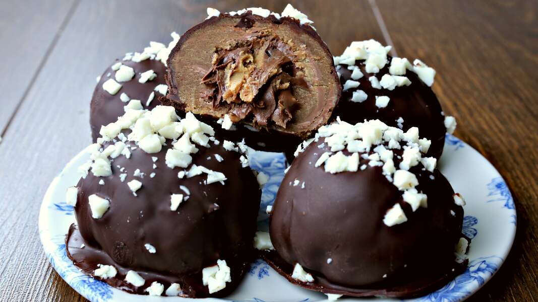 Treat Yourself With These Peanut Butter Cookie Dough Bombs - Thrillist