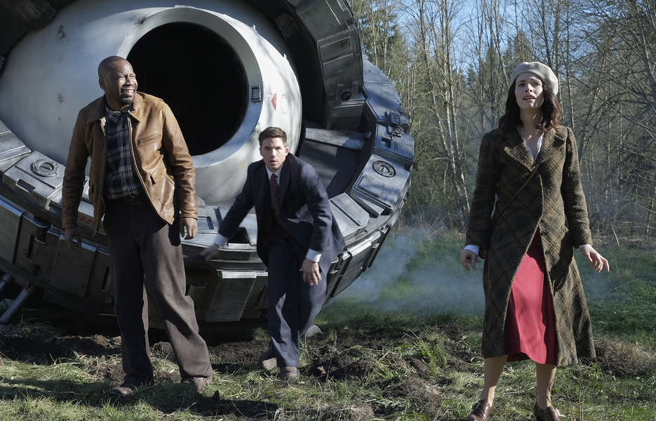 Timeless Premiere Review: NBC Time-Travel Show Is a Ridiculous Gem ...