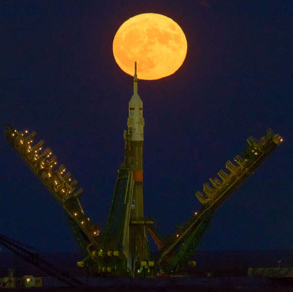 The Best Photos From Monday's Supermoon - Thrillist