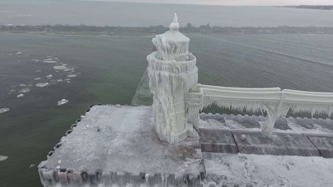 Frozen Michigan Lighthouse Looks Like an Otherworldly Castle - Thrillist