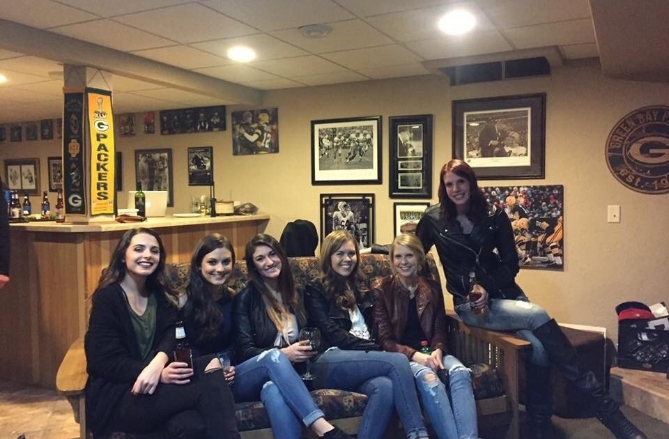 Girl With Missing Legs Photo Becomes Viral Optical Illusion - Thrillist