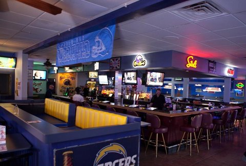 Wing King at Shooters Bar & Grill: Bar.