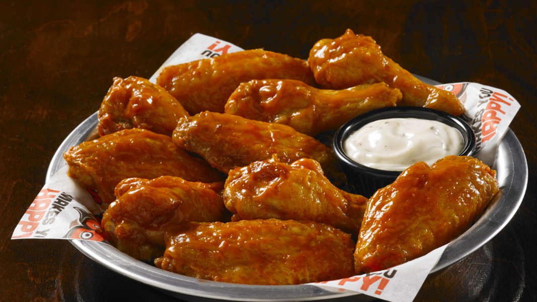 Male Hooters Restaurant Chain Hoots Opening With Fully Clothed Servers ...