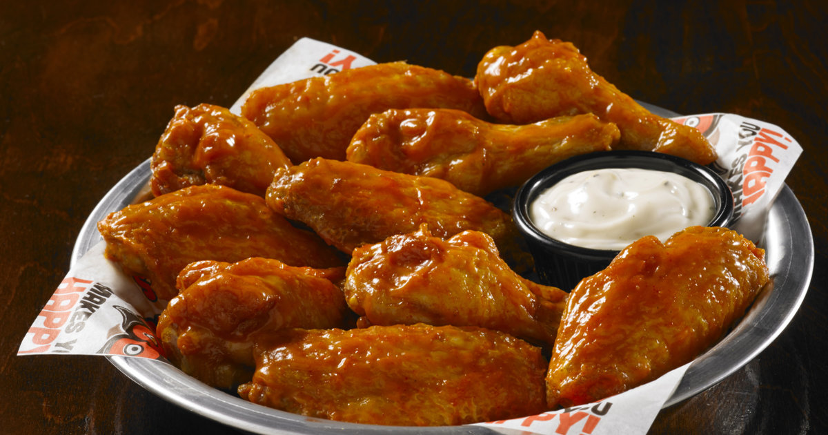 Male Hooters Restaurant Chain Hoots Opening With Fully Clothed Servers ...