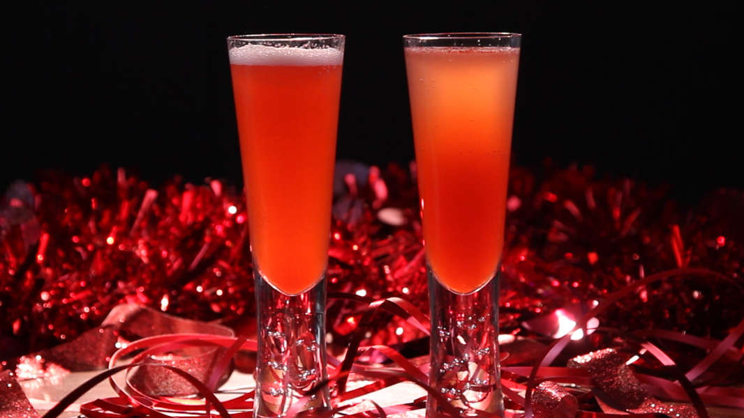 How to Make a Berry Elderflower Fizz Cocktail Recipe - Thrillist