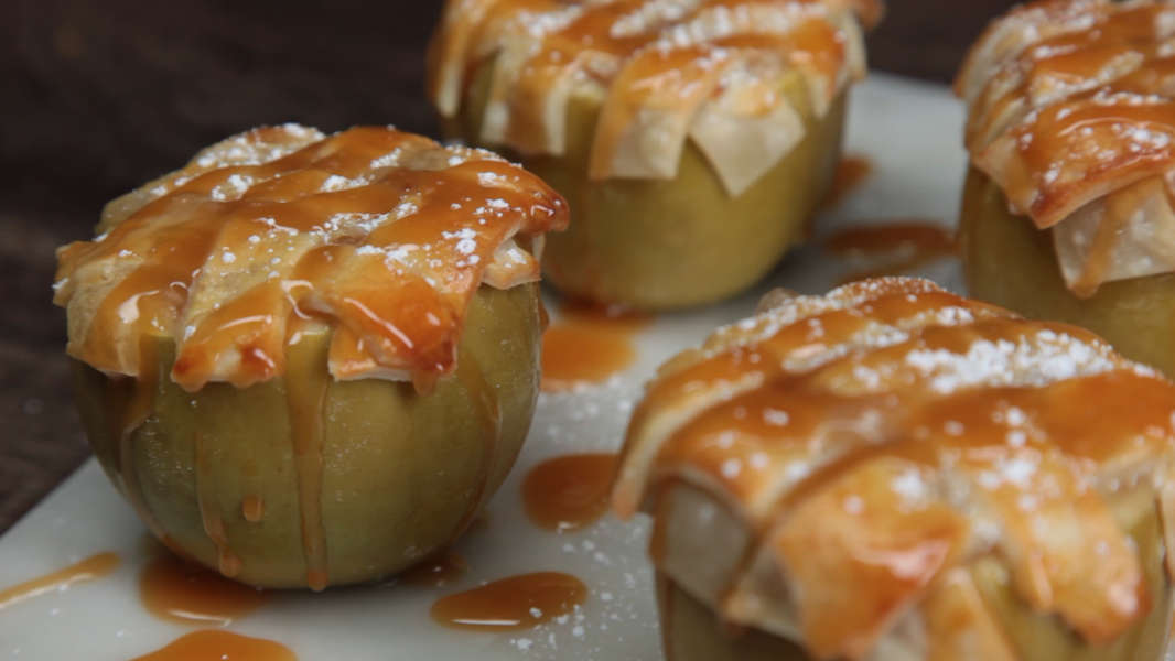 How to Make Mini Apple Pies Baked Inside of Apples Recipe - Thrillist